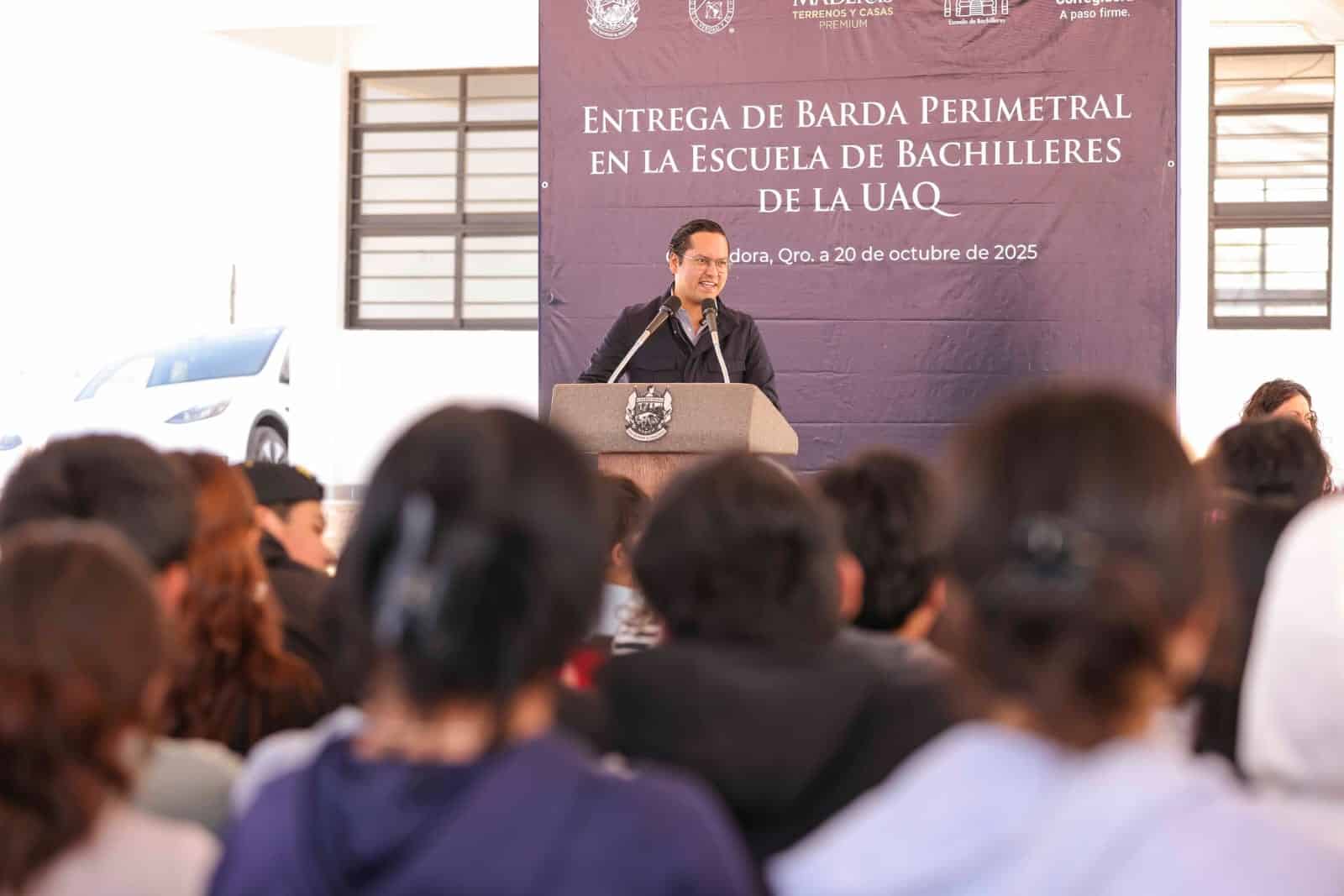 Chepe Guerrero entrega barda perimetral en Escuela de Bachilleres UAQ ...